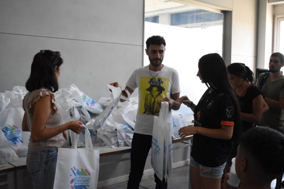 Entrega de más de 450 bolsones de útiles escolares. – Navarro Municipalidad